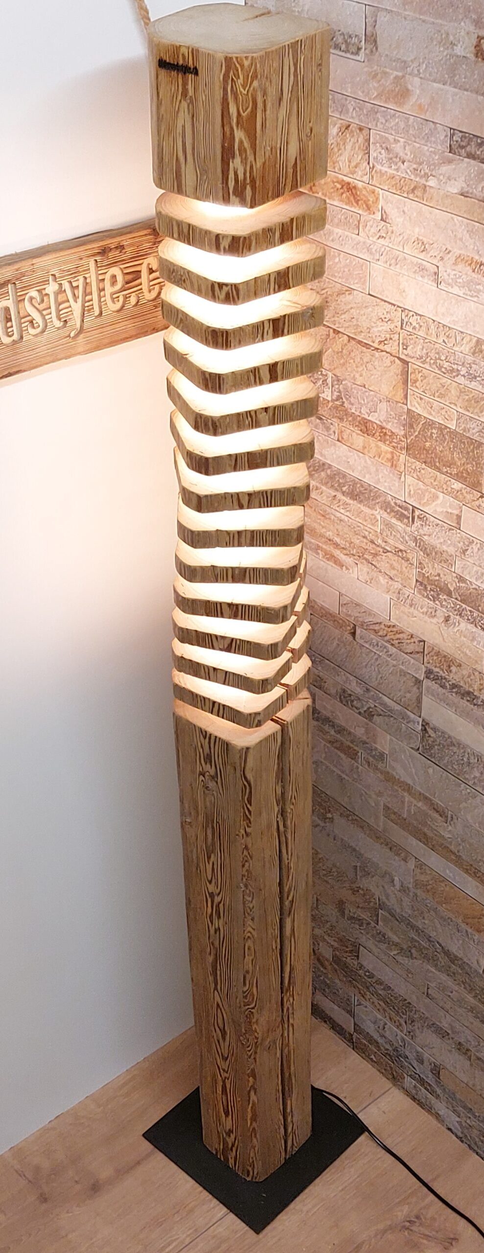 Luxus Stehlampe Aus Holzbalken Bild